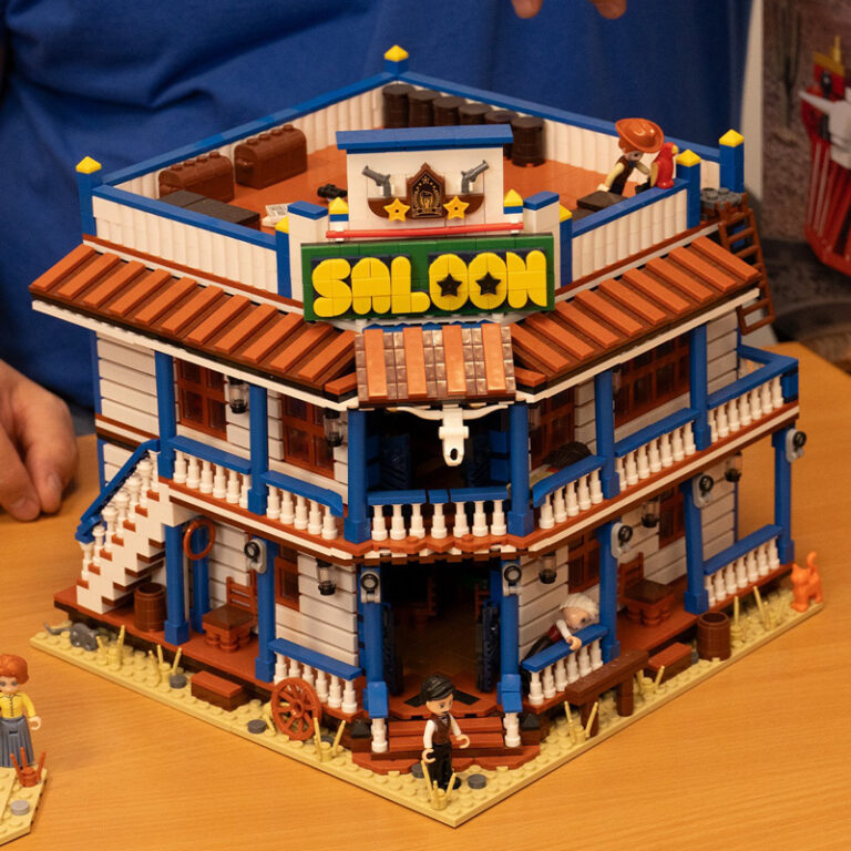 Beginn einer neuen Westernserie? Zephyr City Saloon bei BlueBrixx ...