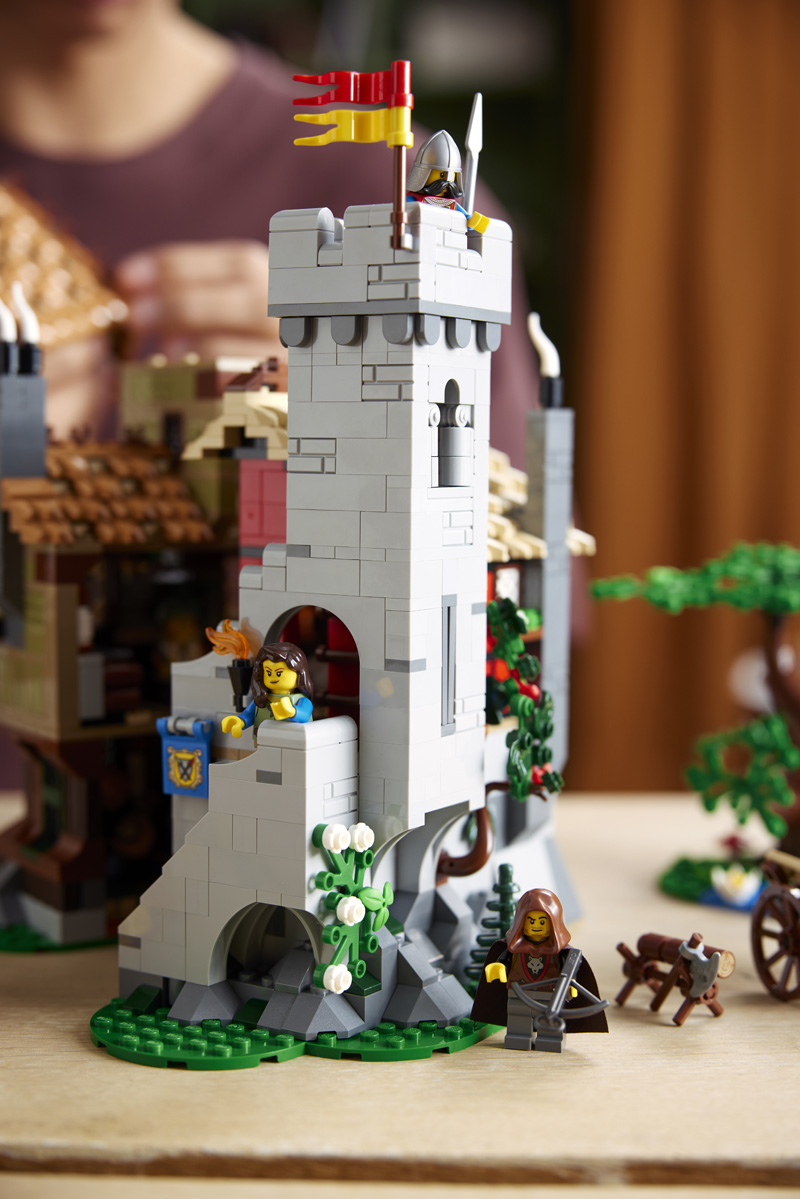 LEGO Mittelalterlicher Stadtplatz 10332 ergänzt Burg der Löwenritter